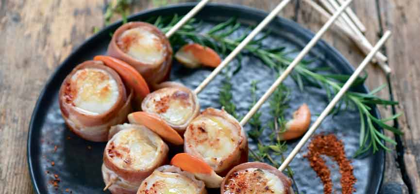 Saint-Jacques skewers with bacon a la Plancha